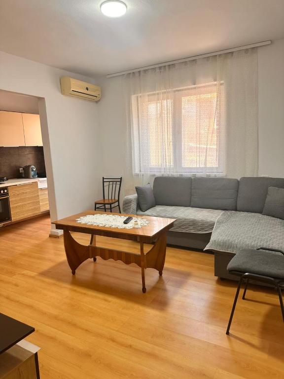 Hana's Apartment perballe Drejtorise se Policise Tirane, Tirana ...