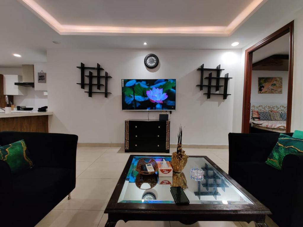 Wonder full Luxury Gold Crest Mall Apartments with Al Fatah store ...