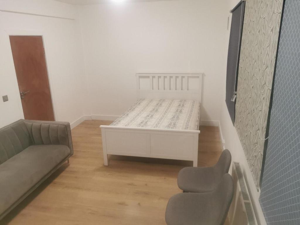 Captain studio flat bed and free pizza, Eltham (updated prices 2025)