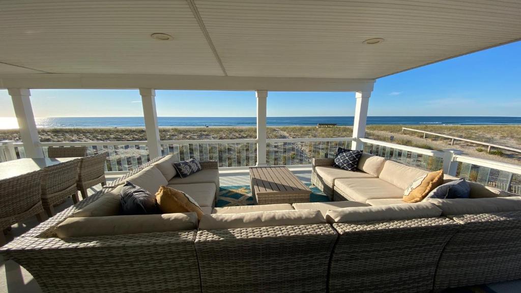 Ocean Front, Roof Top Deck, Hot Tub, Beach Badges, Wifi,, Brighton ...