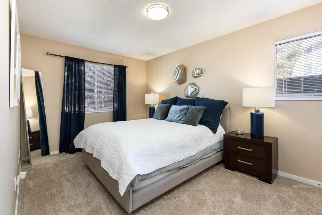 Johnny André Velásquez gutierrez, Aurora (updated prices 2026)