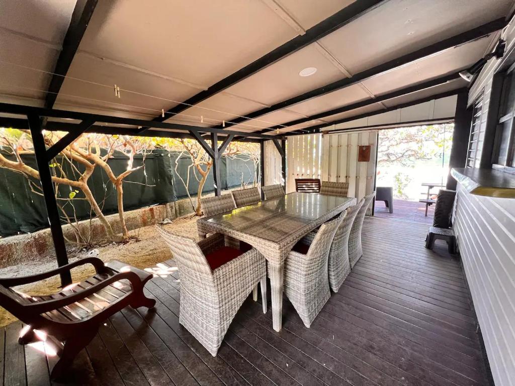 Moorea peaceful beach house w AC and pools, Teavaro (updated prices 2025)