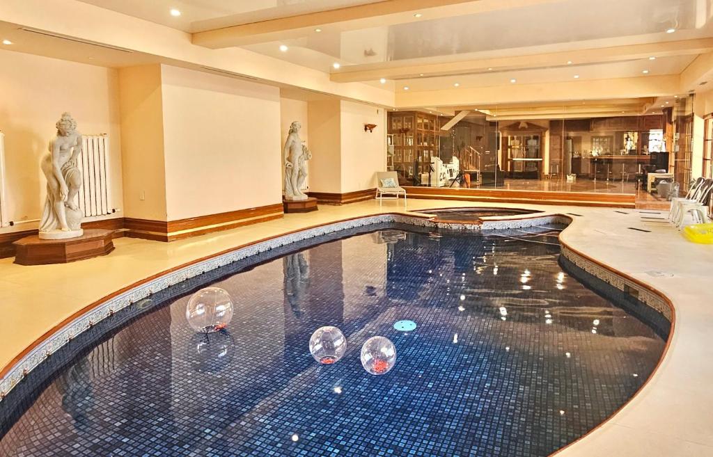Maggie's Guesthouse on Swansfield - free pool, billiards, tennis court ...