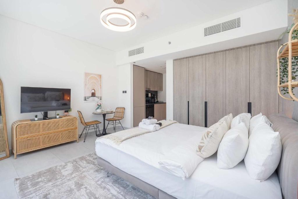 Modern Bali Vibes Studio with Pool and Palm Tree Views JVC, Dubai ...