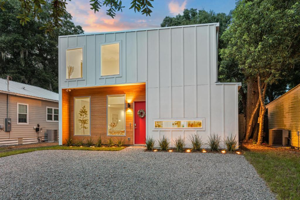 Modern Lux Coastal Home, 1mi to Historic Downtown, Fire Pit, King Beds ...