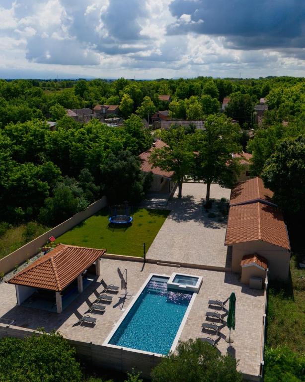 Stunning Villa for 10 people with large heated pool-50m2, jacuzzi and ...