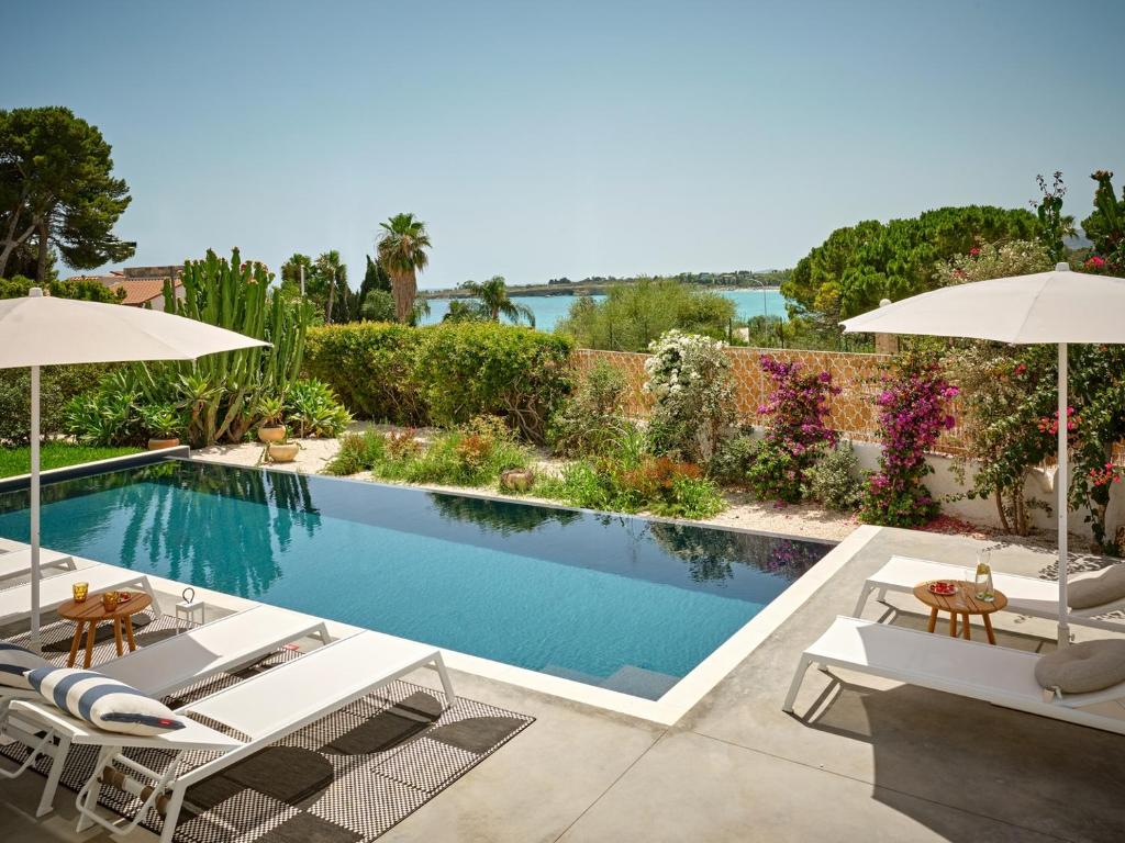 Villa Aria • Rooftop Jacuzzi, Pool & Sea Views, Fontane Bianche ...