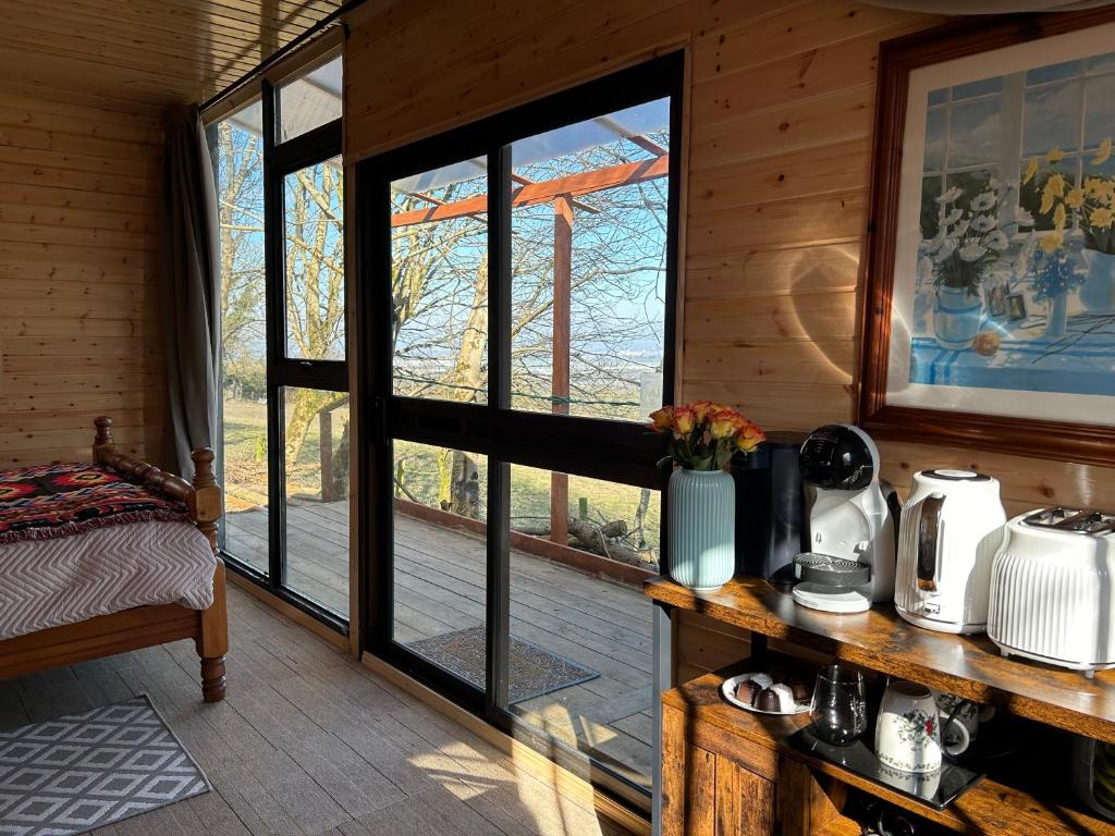 Farm stay cabin in the woods, Slade (updated prices 2026)