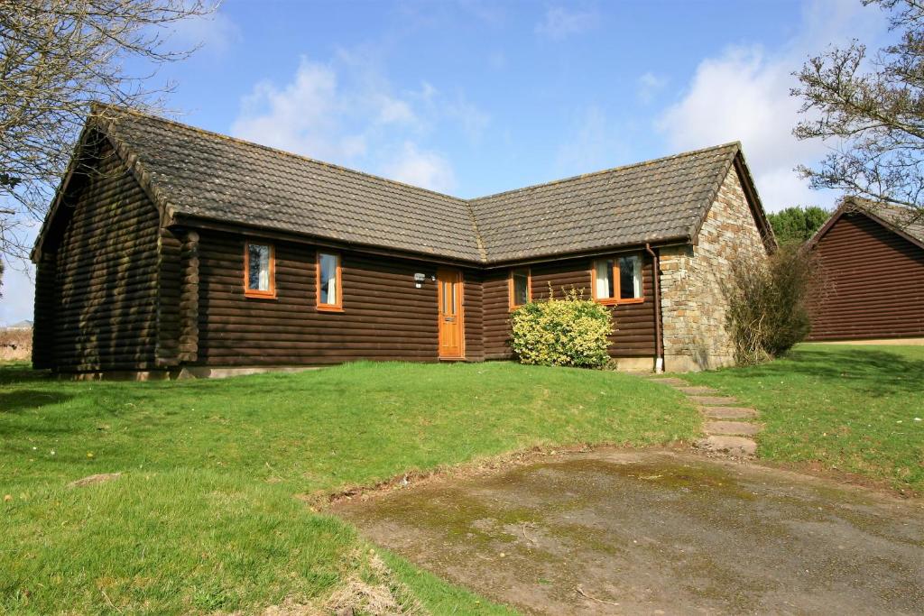 Bodmin Bungalow, sleeps 8, pool, gym, tennis, restaurant, Lanivet ...