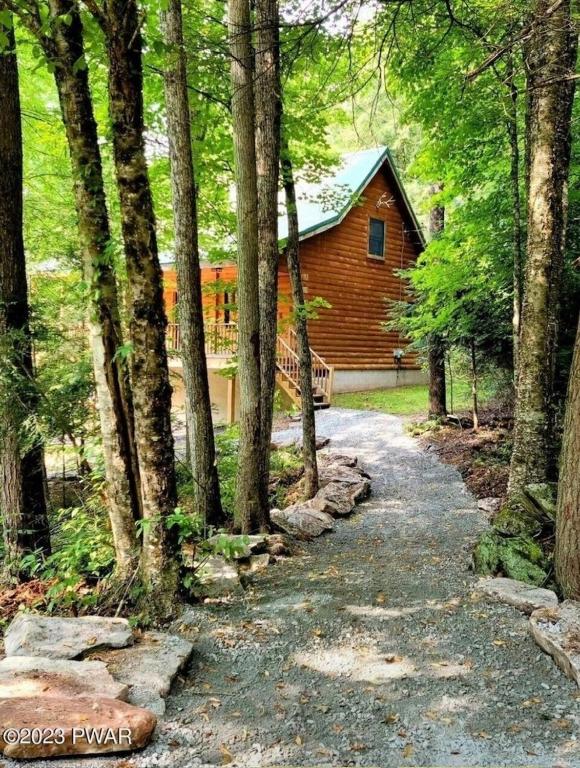 Waterfront Secluded Log Cabin, Beach Lake (updated prices 2025)