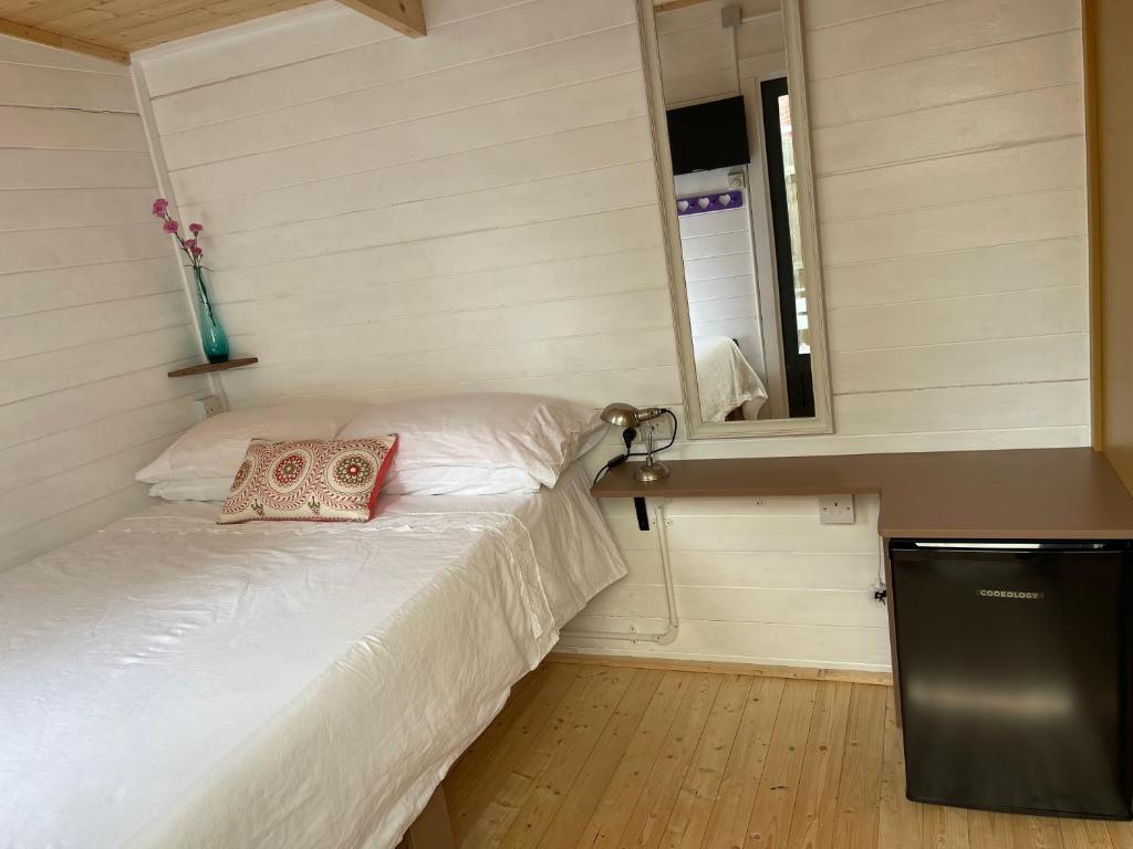 5 minutes from Goodwood self-contained Log Cabin, Westhampnett (updated ...