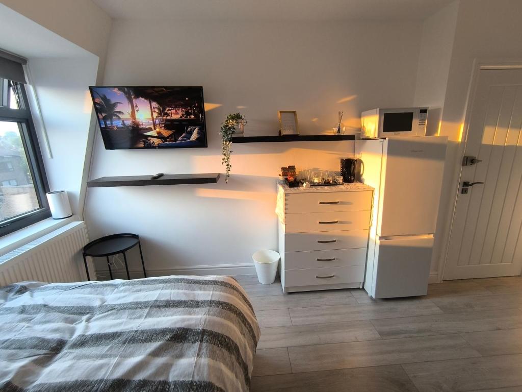 Full equiped rooms, Tooting Broadway station, London (updated prices 2025)