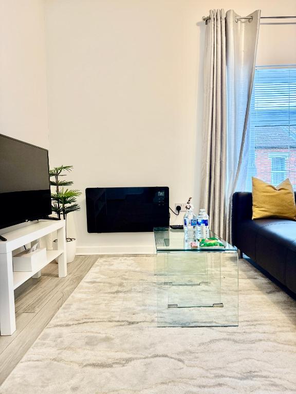 'The Cityside Charm' - Modern, Pristine & Well-appointed 1 Bed Flat in ...