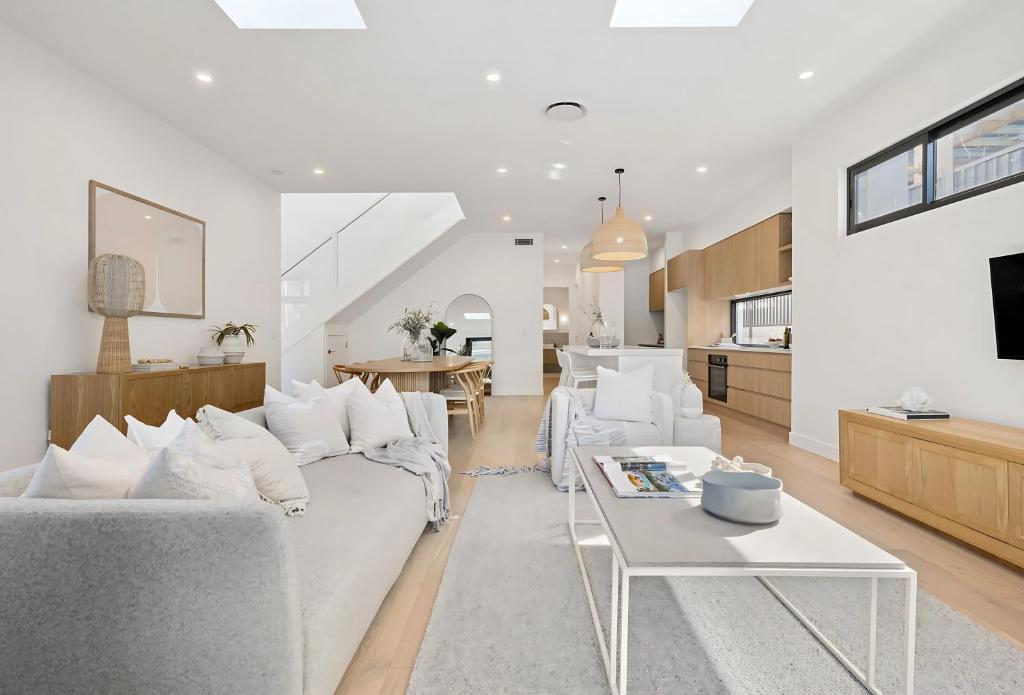 Luxurious 5 Bed Retreat with Pool near Gymea Village, Miranda (updated ...