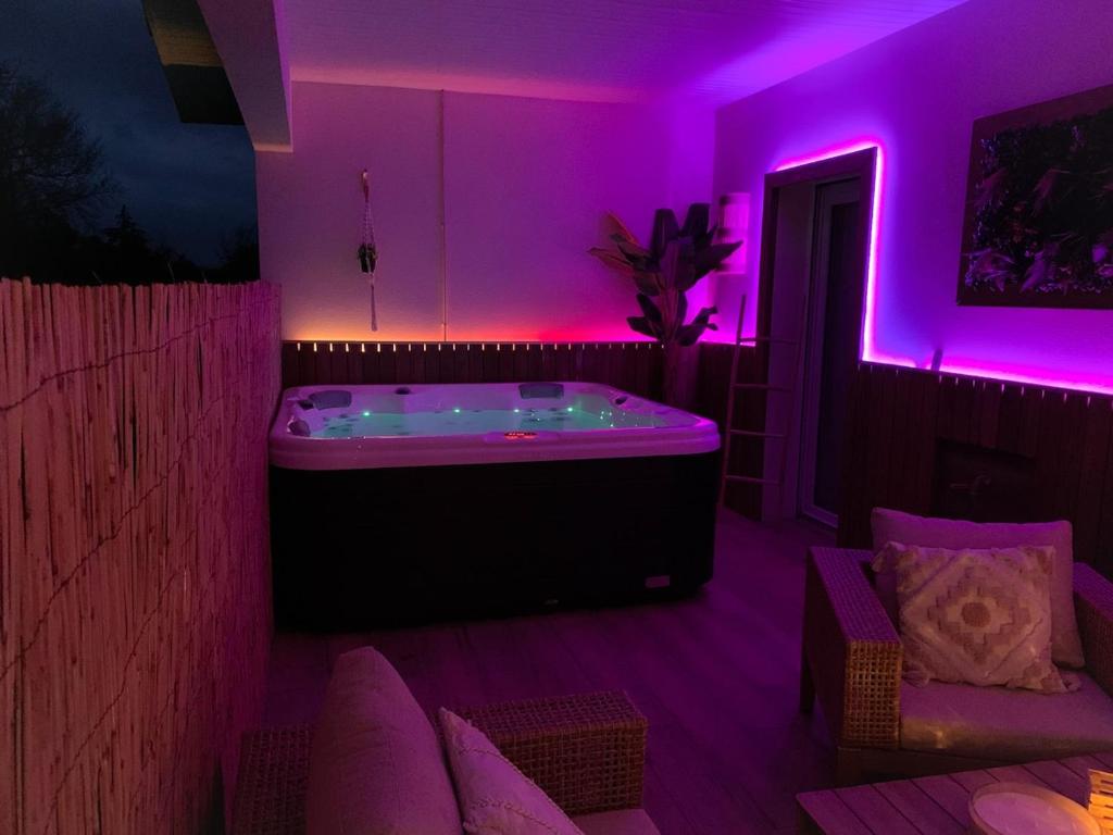 Le Cocon Rose Jacuzzi privé rêve et Douceur, Belin-Beliet (updated prices 2026)