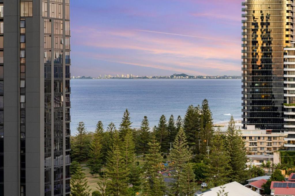 The Vista Coastline View 2BR Unit in Signature Broadbeach with Parking ...