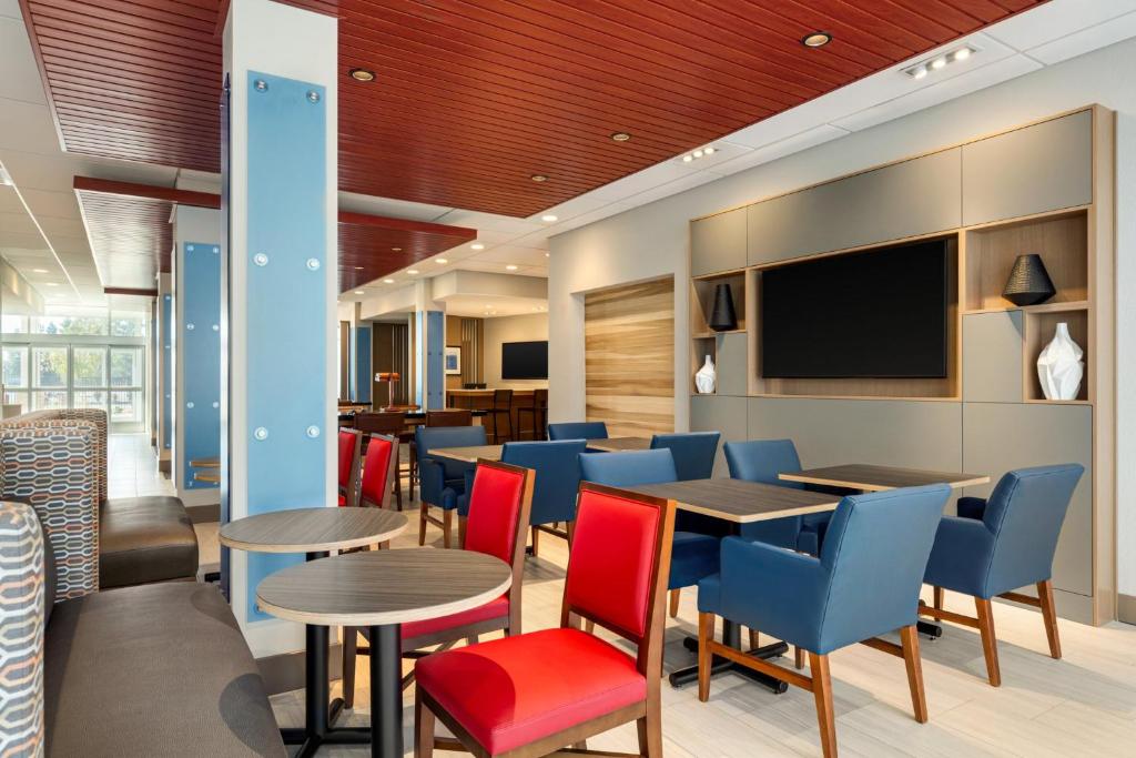 Holiday Inn Express & Suites Hayward - Castro Valley by IHG, Hayward ...