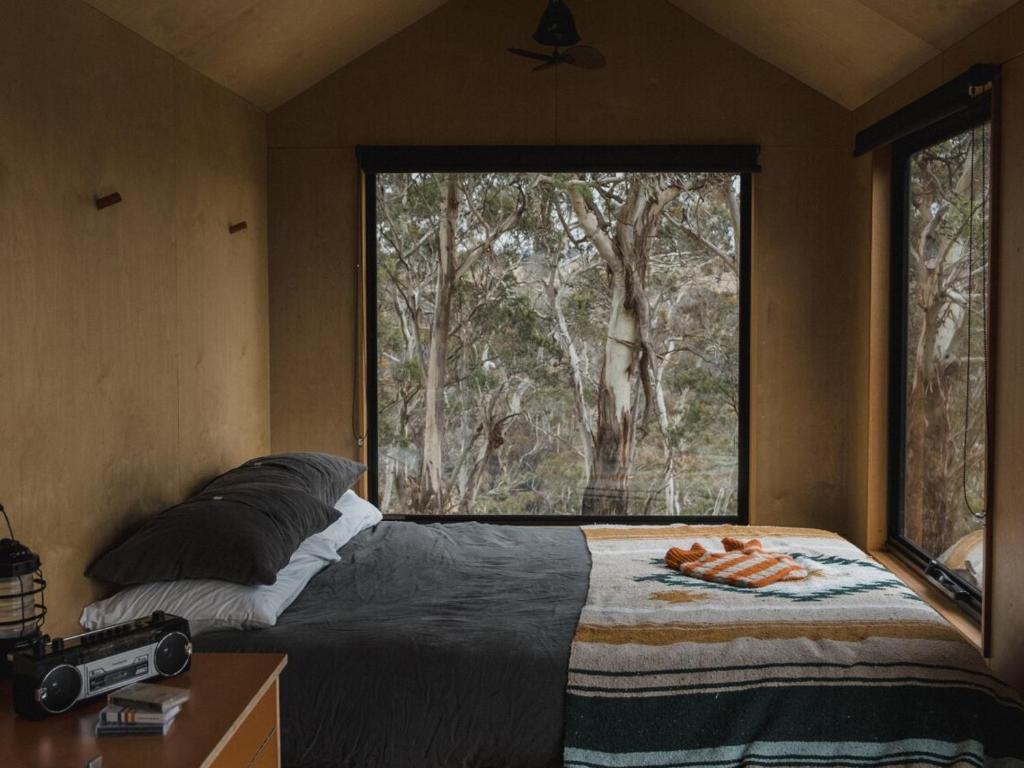 Remote Off-Grid Cabin Hidden in Nature - Hot Tub - Vera, Oberon ...