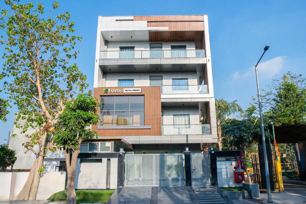 Treebo Royal Grand, Sector 71, Noida (updated prices 2025)