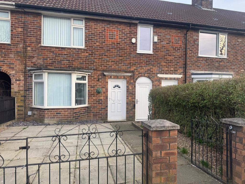 Knotty Ash - 3 Beds - Sleeps 6 - On-Site Parking, Liverpool (updated ...