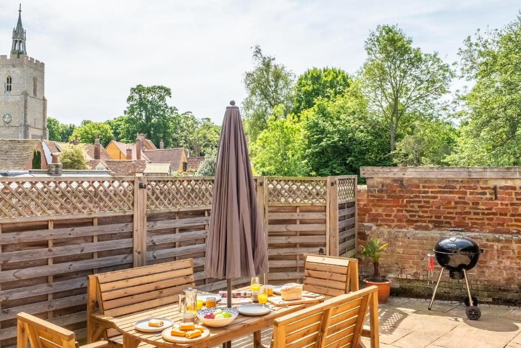 Heavenly 16th century cottage in pretty rural village - Swan's Nest ...