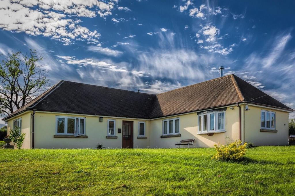 Amber Lodge with private hot tub, Shirland (updated prices 2025)