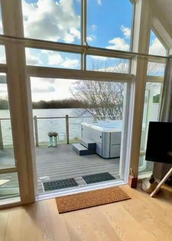 Lake View Landings Cotswolds Water Park South Cerney, South Cerney ...