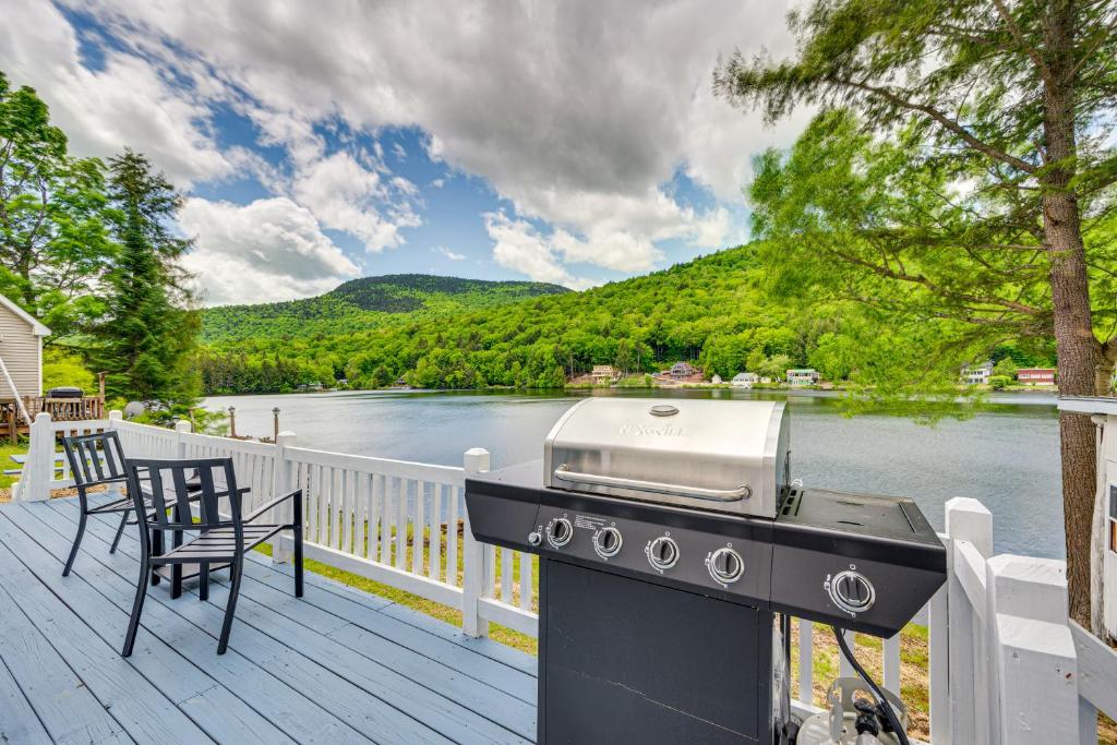 Peaceful Stark Cottage with Deck on South Ponds!, Dummer (aktualisierte ...