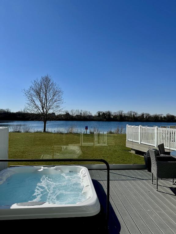 Huckleberry Lodge Hot Tub Cotswold Lakes, South Cerney (updated prices ...