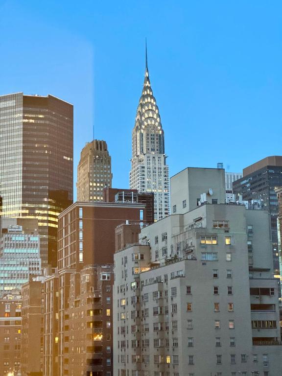 Midtown Park Ave Charming Chrysler View Corner Studio, New York ...