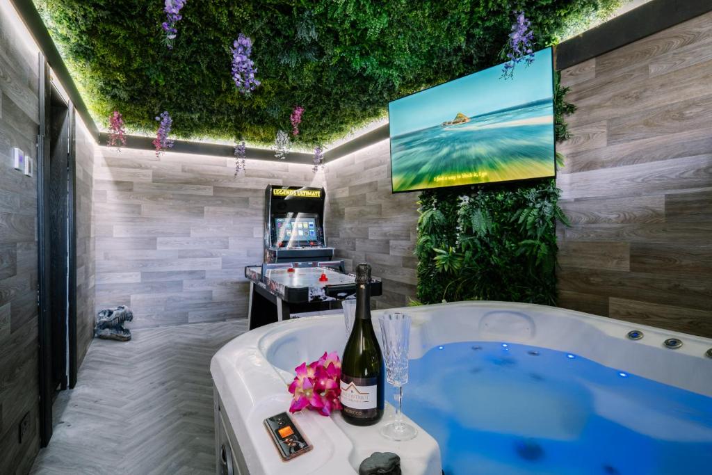 Rockside - Luxury 1 bedroom home with hot tub, central location ...