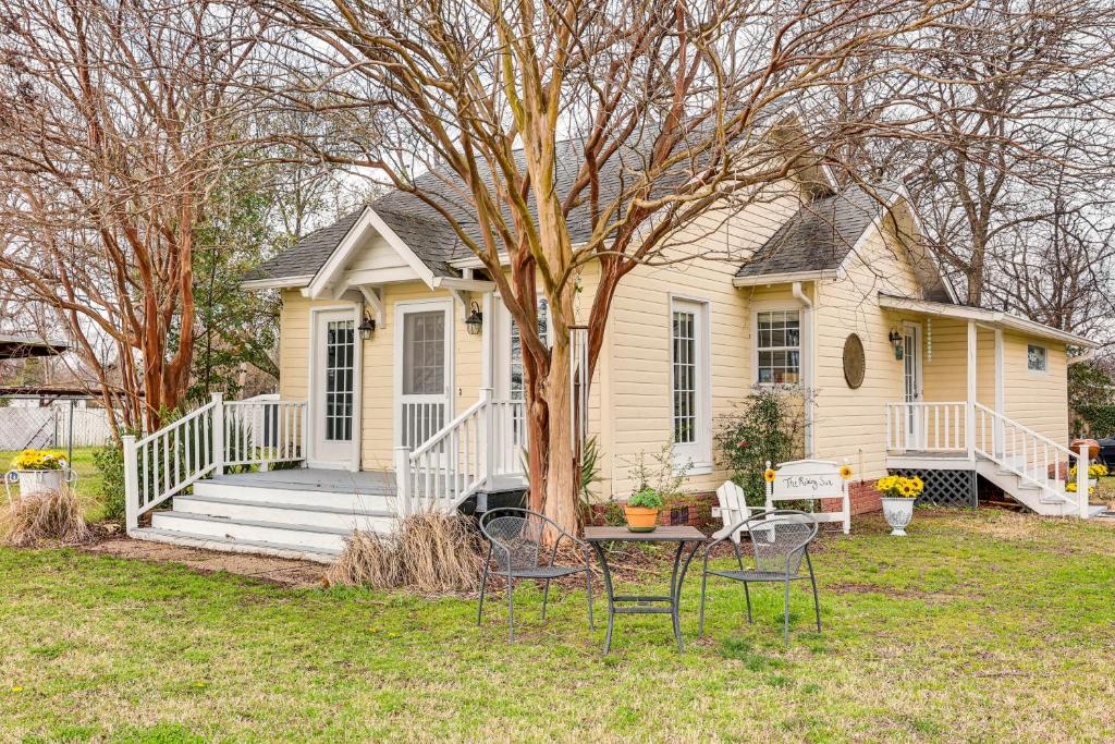 Walk to Lake Chicot Cottage with Yard and Views!, Lake Village (updated ...