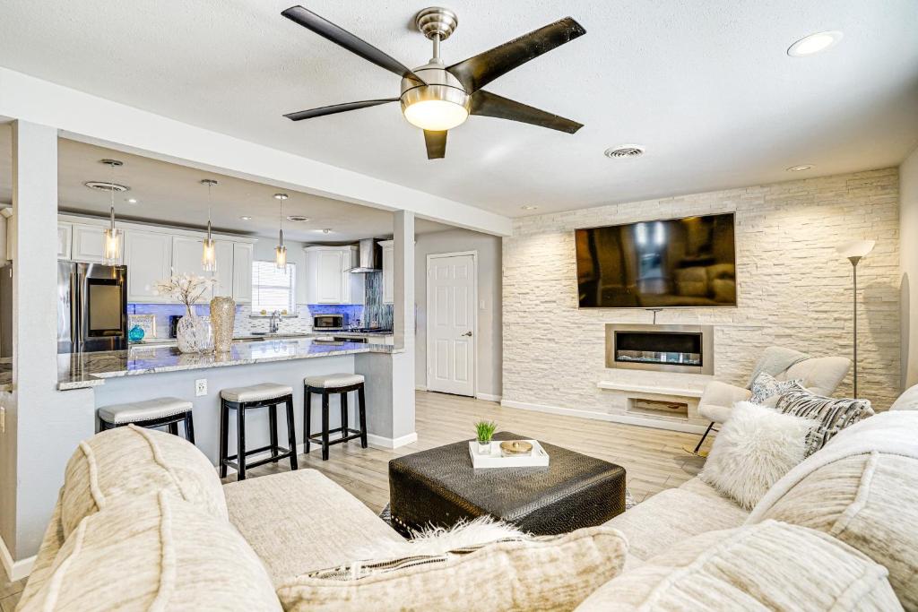 Patio and Fenced Yard Newly Renovated Hurst Home!, Hurst (updated ...