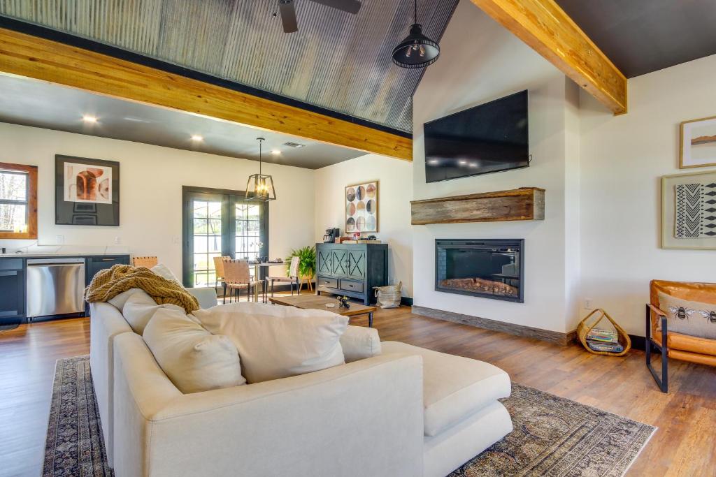 All About the Buzz Cottage with Patio and Yard!, Wiggins (updated ...