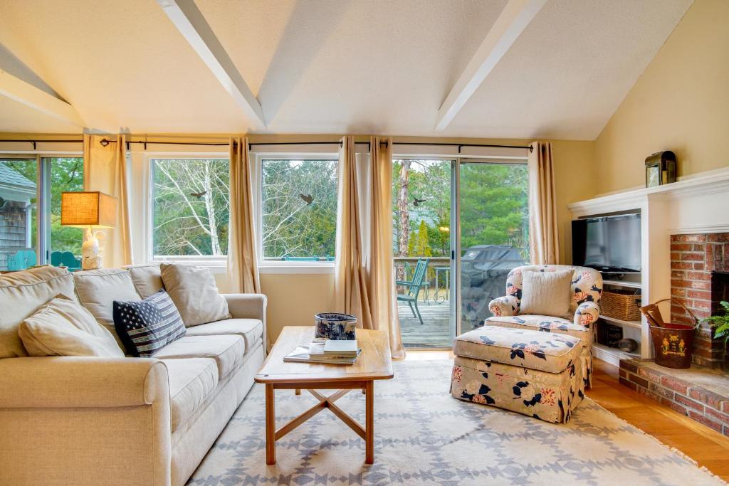 Furnished Deck Retreat on Mashpee River!, Mashpee (updated prices 2025)