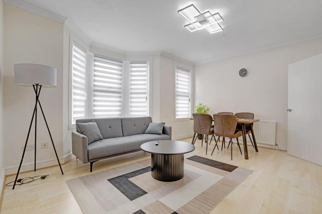 Luxury House London near Subway Station N15, London (updated prices 2025)