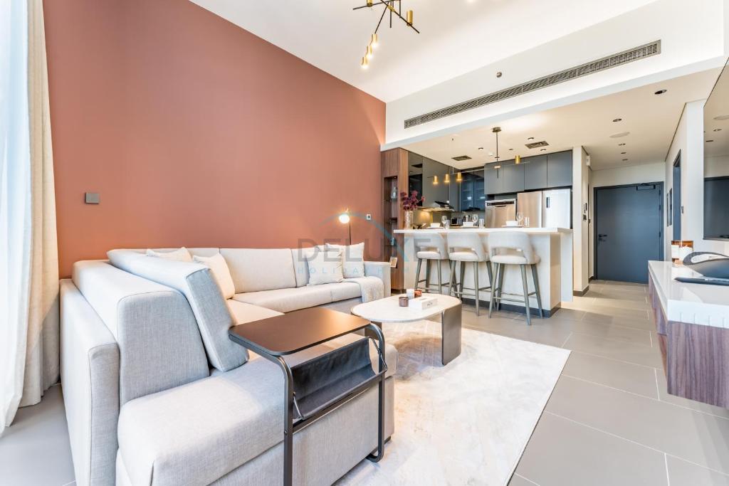 High-Rise 1BR with Lake and City Views and Minutes to Metro, MBL Royal ...