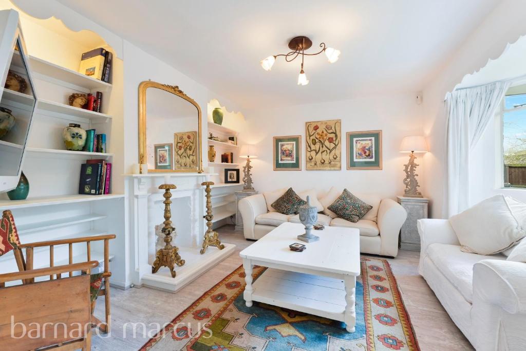 Designer Cottage w Parking Beautiful Esher - Pass the Keys, Esher ...