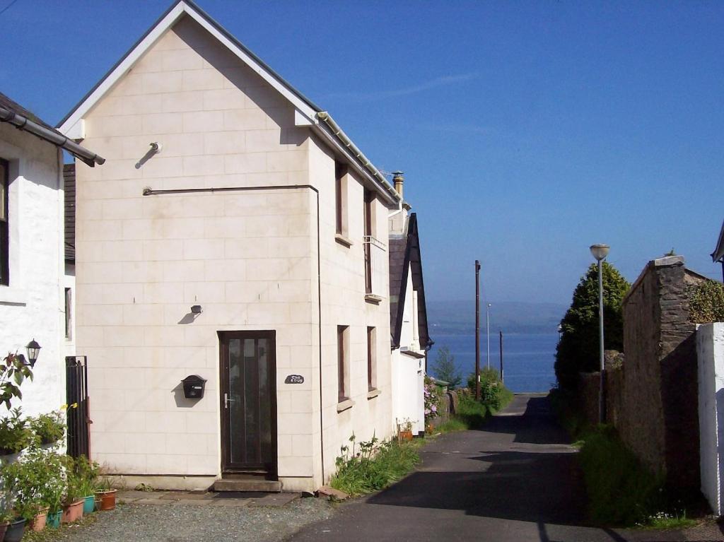 The Snug a cosy, quirky detached cottage with sea views, Innellan ...