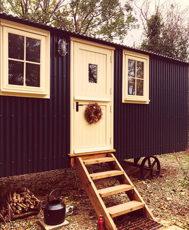 Ty Bach Glas, Llanhowell (updated prices 2025)