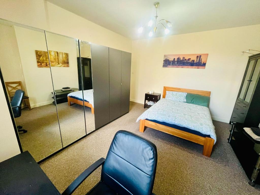 Big Double Room with shared toilet near to cricket stadium, Nottingham ...