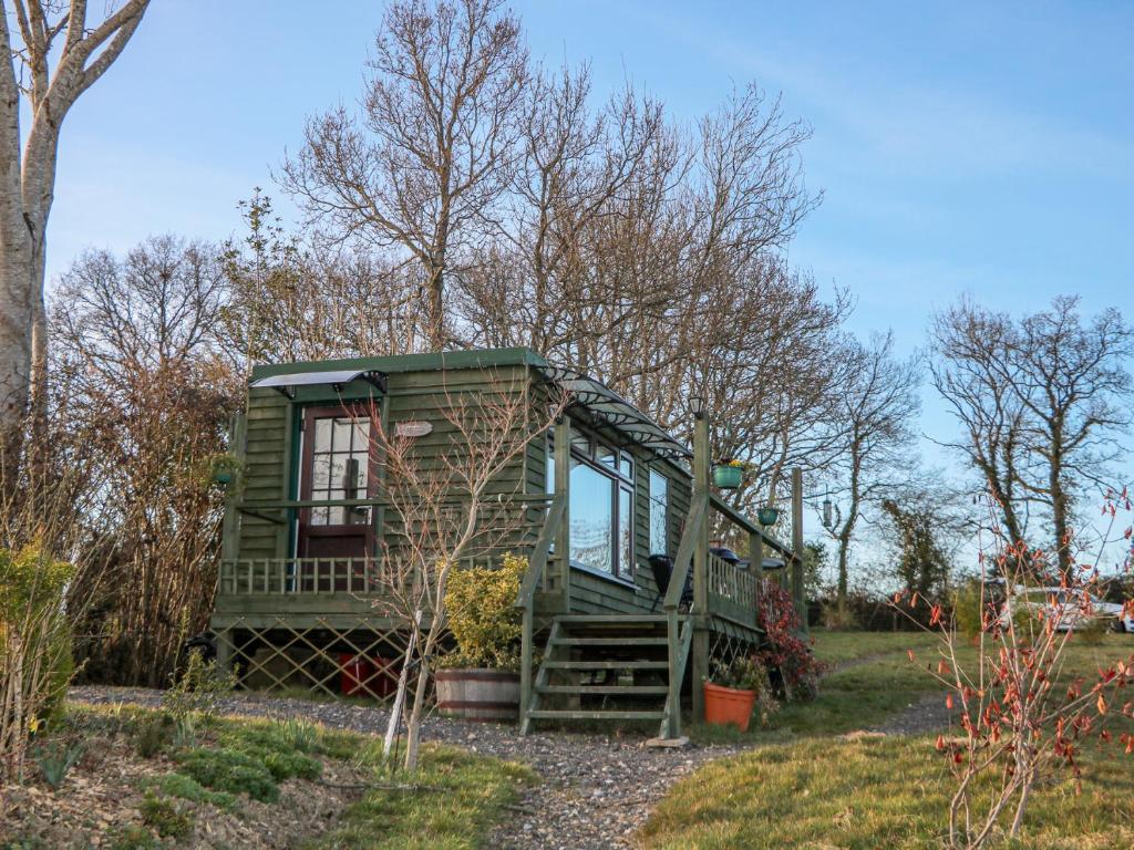 Tench Hut, Uckfield (updated prices 2025)