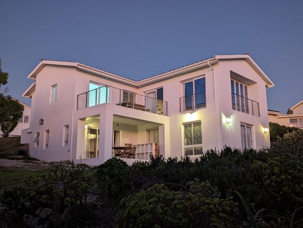 Perlemoen street 16, Pearly Beach (updated prices 2026)