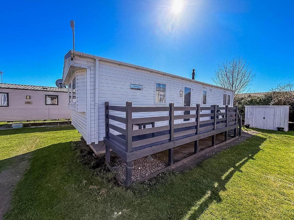 Lovely 6 Berth Caravan With Decking, Close To The Beach In Suffolk Ref ...
