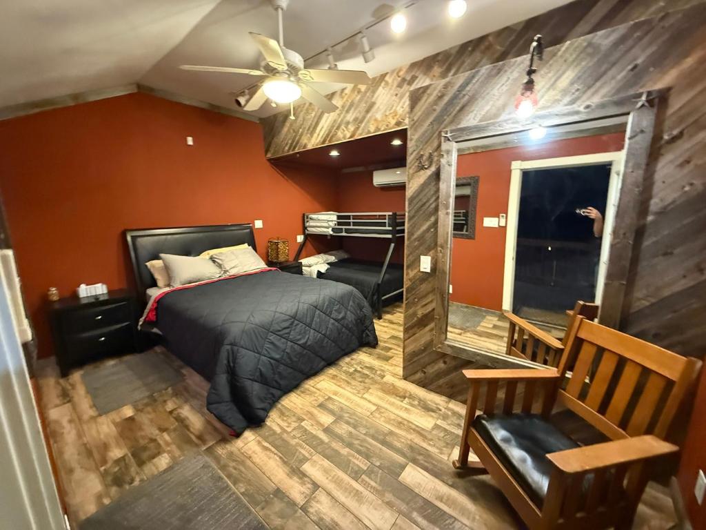 Bunk House The Roost Cabins, Lakehills (updated prices 2026)