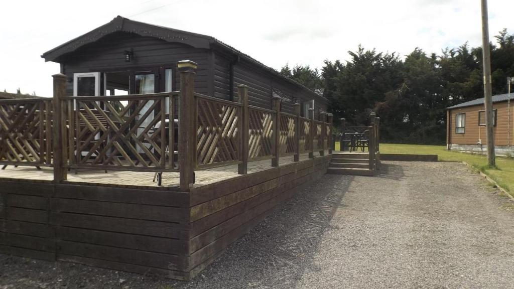 Two bedroom timber lodge Avonvale Holiday Lodges, Evesham (updated ...