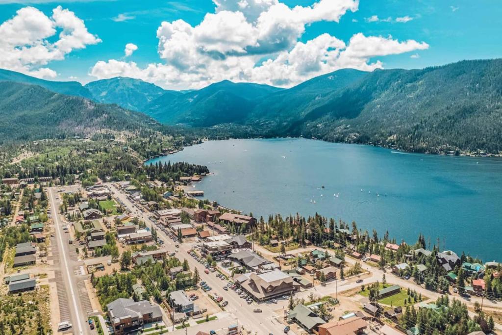 Kinnikinnick Retreat Steps from the Lake and Board walk, 5 min drive to ...