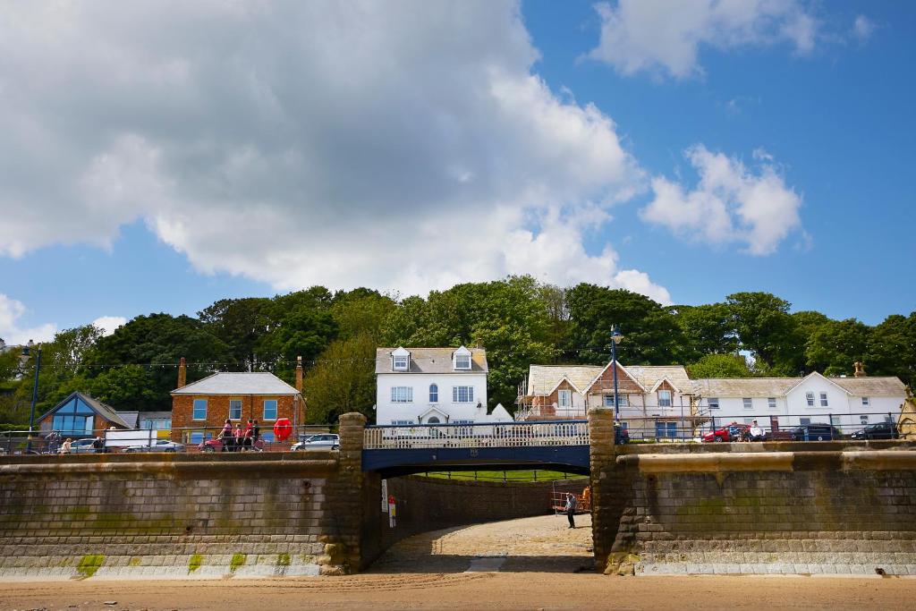 Delightful beachfront apartment - 2 bedrooms sleeps 4 - parking ...