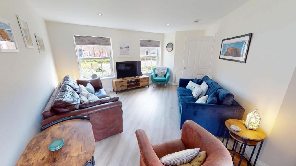 Honeybee Cottage - Part of the The Bay Filey Holiday Village with pool ...