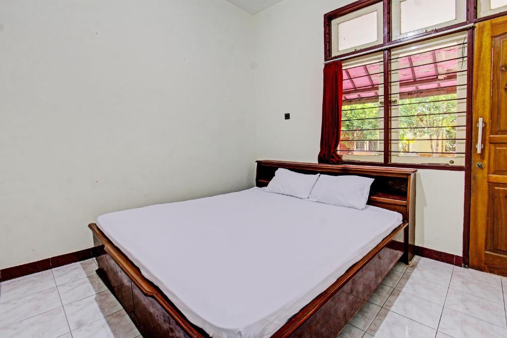 Hotel O Losmen Tjabe Merah Near Alfamart Bintaro, Montongbuwoh (precios ...